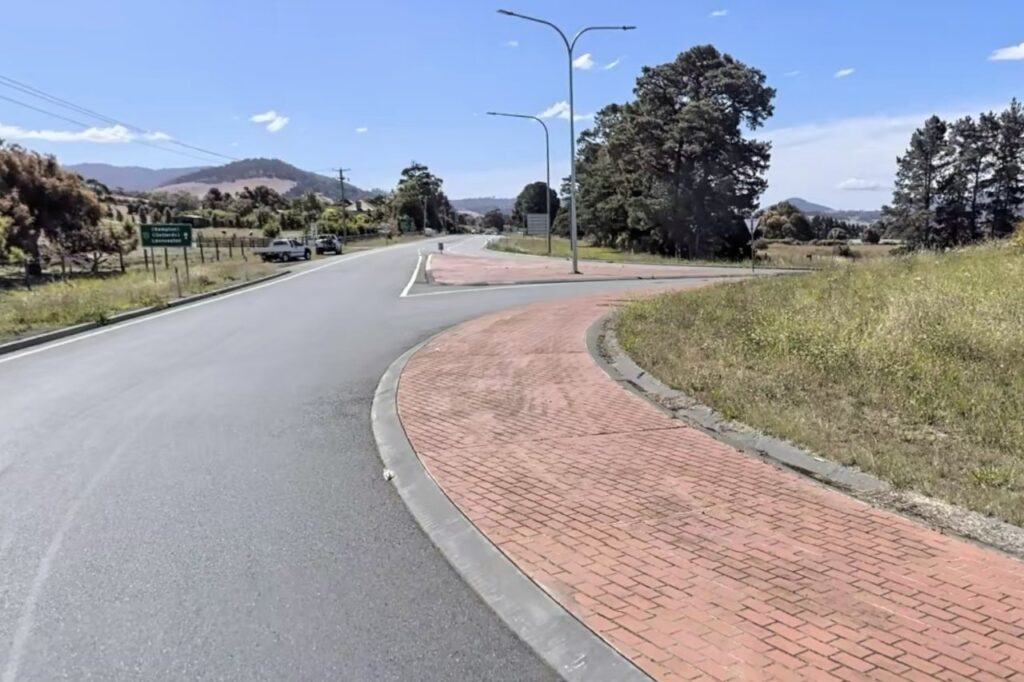 Police investigate after man dies in overnight crash north of Hobart ...