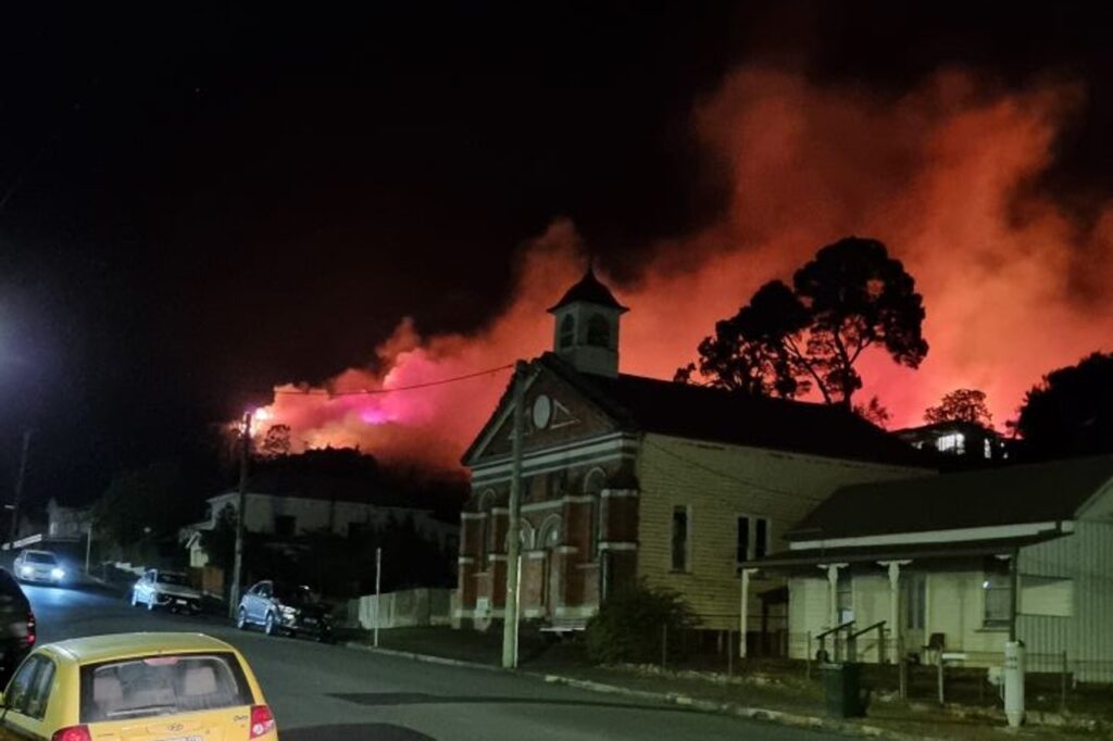Uncontrolled bushfire in hills behind Queenstown grows to 30 hectares ...