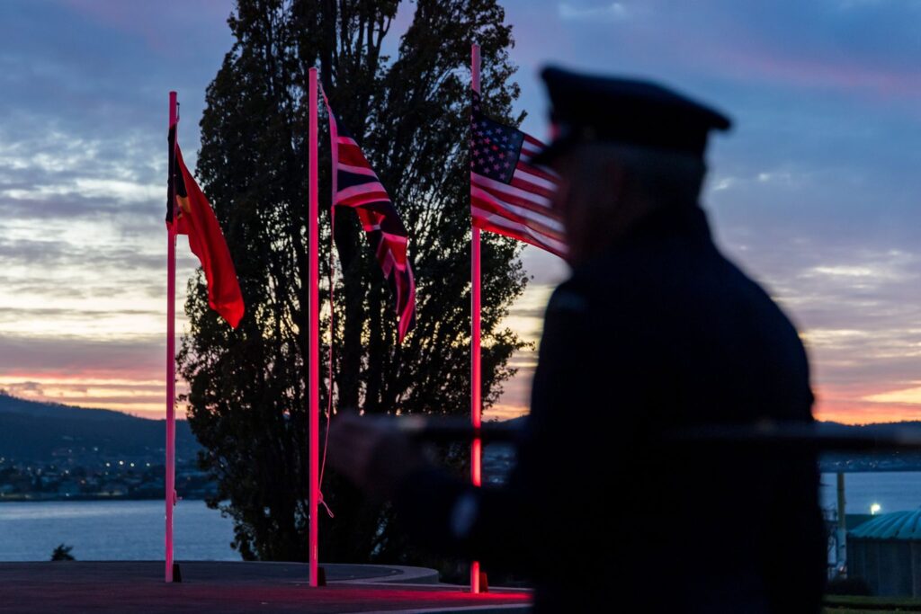 Thousands gather at Hobart Cenotaph for Anzac Day dawn service - Pulse ...