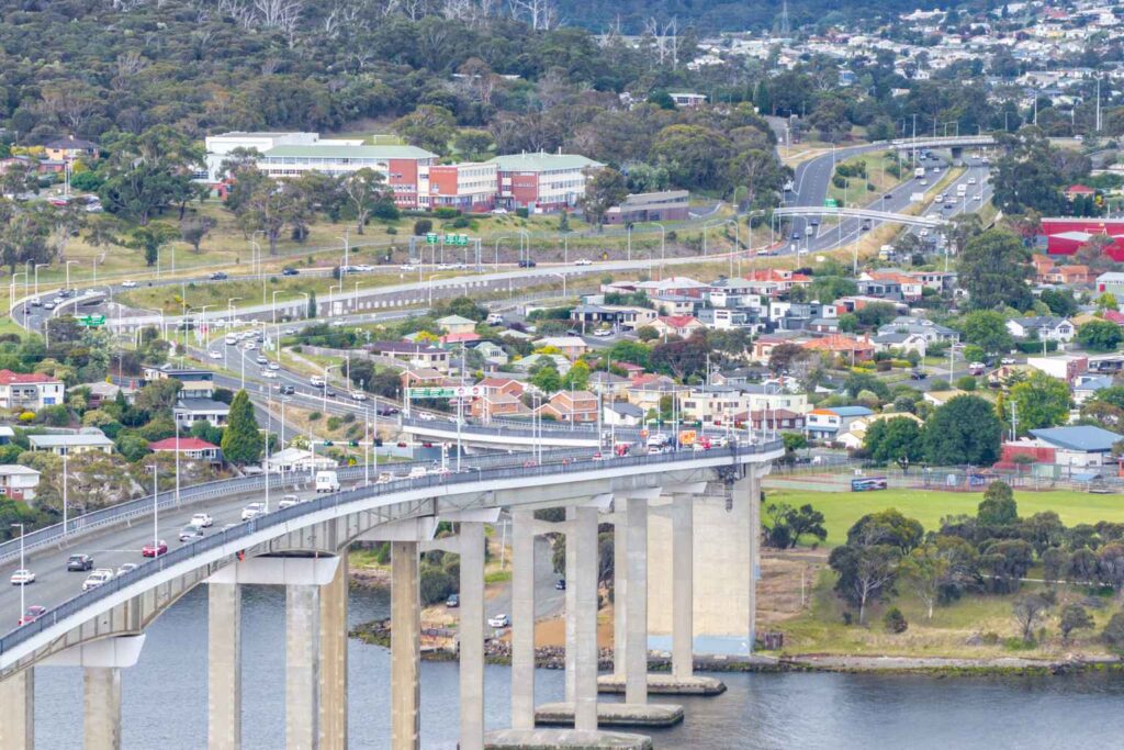 Parents call for trial change to Tasman Bridge morning lane switch ...