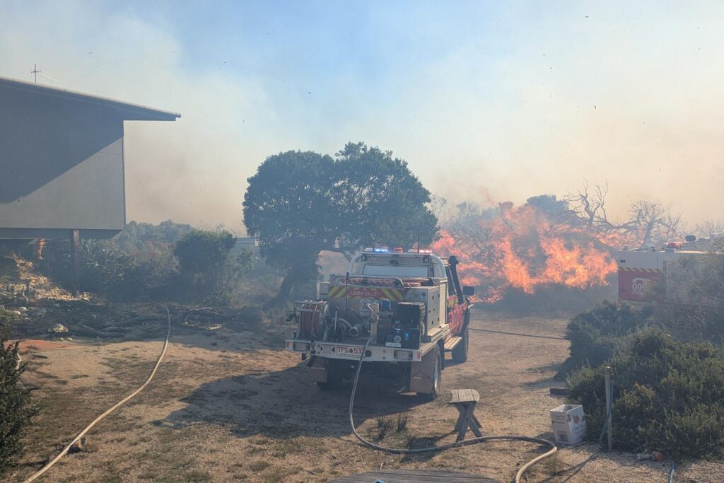 Dolphin Sands bushfire remains uncontained as battle enters third day ...