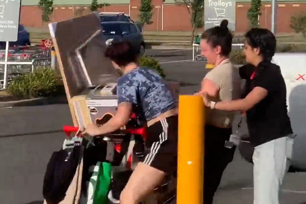 Waterbombing helicopters on-scene as bushfire breaks out in small Bruny ...