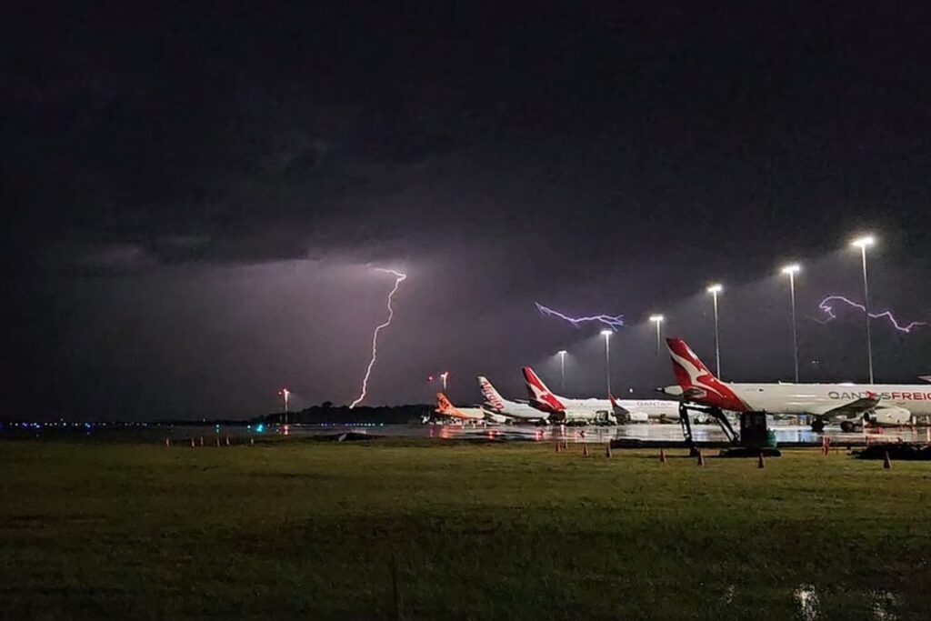 Strong winds hit Hobart after spectacular overnight lightning storm ...