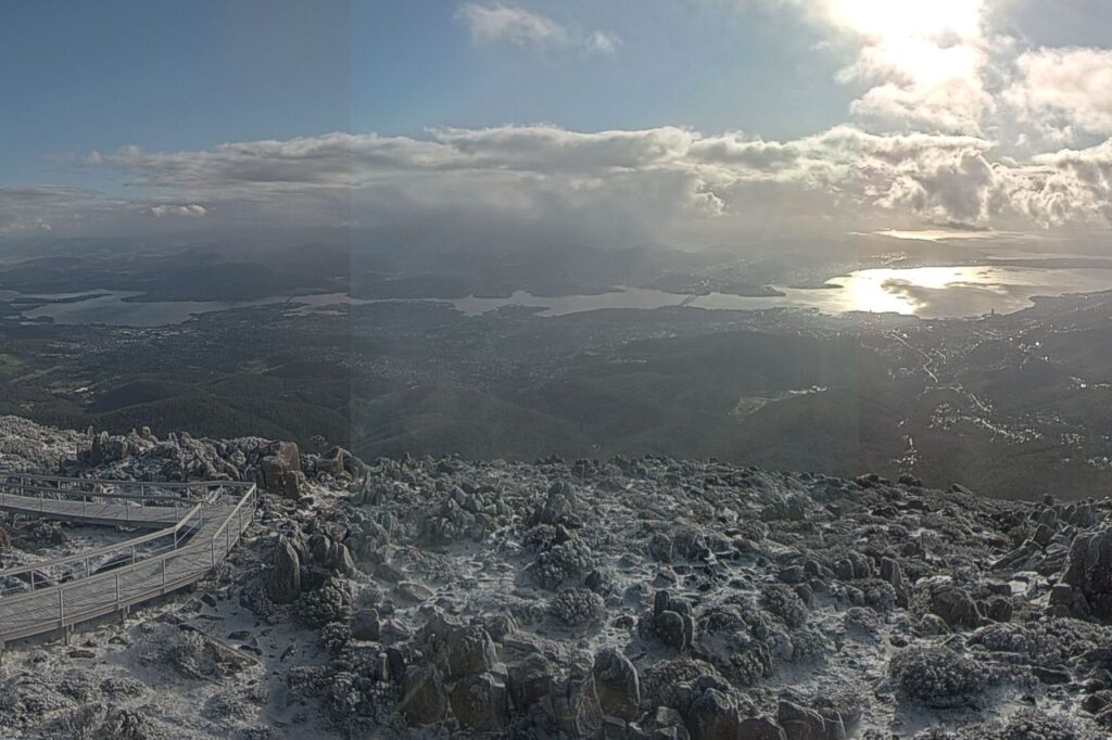 Snow closes road to top of Mt Wellington as cold snap hits Hobart ...