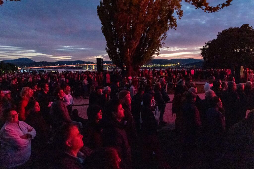 Thousands gather at Hobart Cenotaph for Anzac Day dawn service - Pulse ...