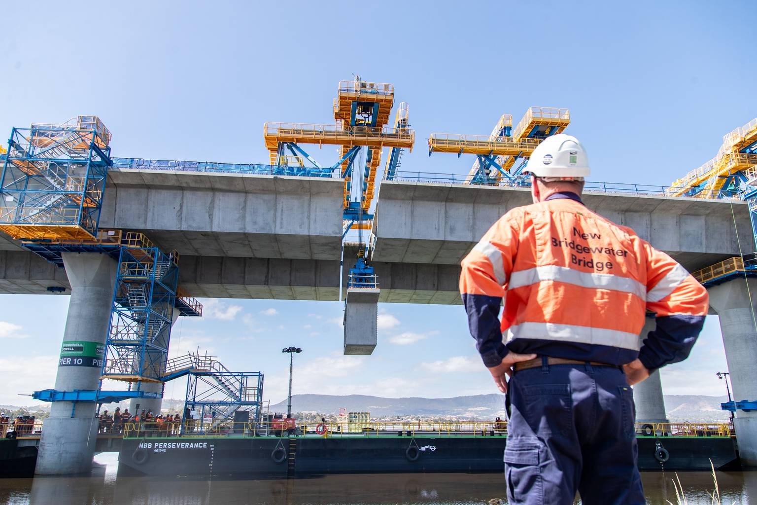 Final span of Hobart’s $786 million Bridgewater Bridge lifted into ...