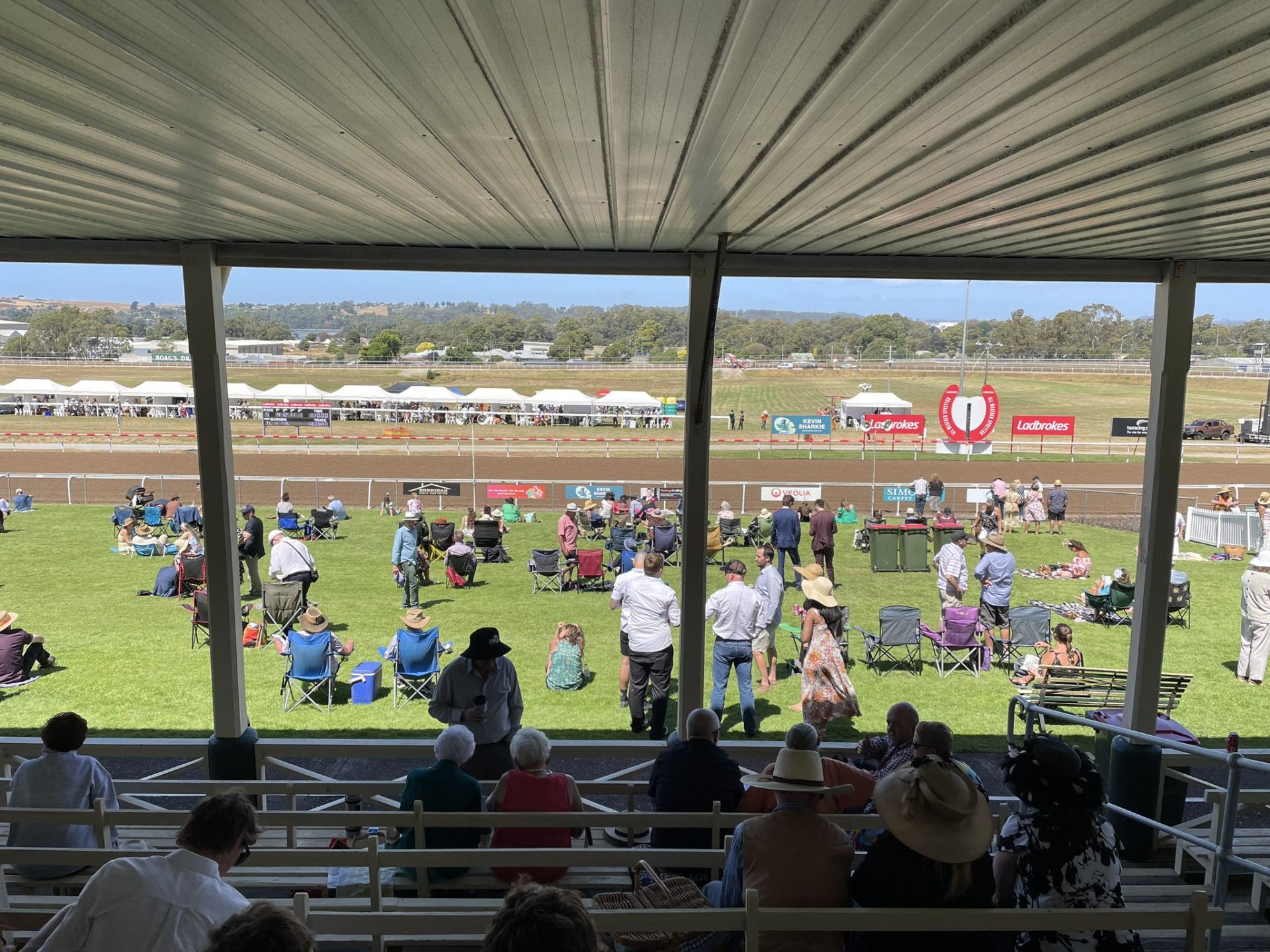 Racegoers Descend On Devonport - Pulse Tasmania