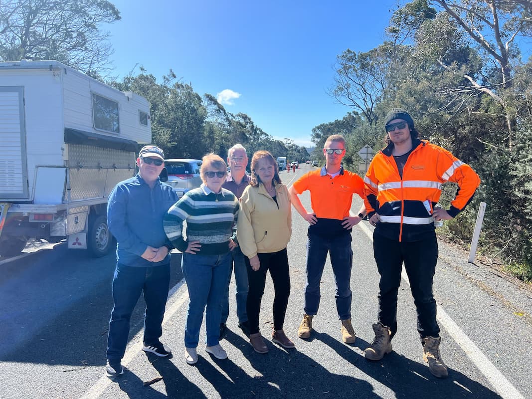 Coles Bay bushfire: Trapped residents frustrated over missed road ...