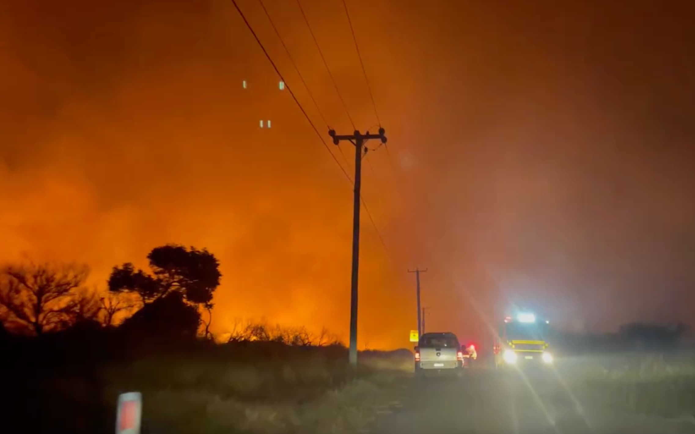 Watch: Trapped residents escorted through Dolphin Sands bushfire ...