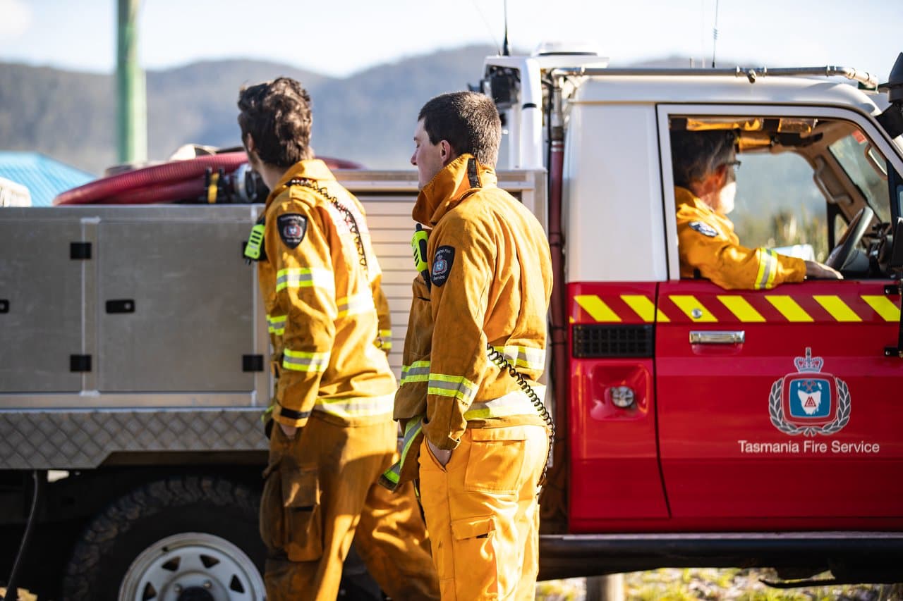 Rural Tasmanian community goes on bushfire watch as alert issued ...