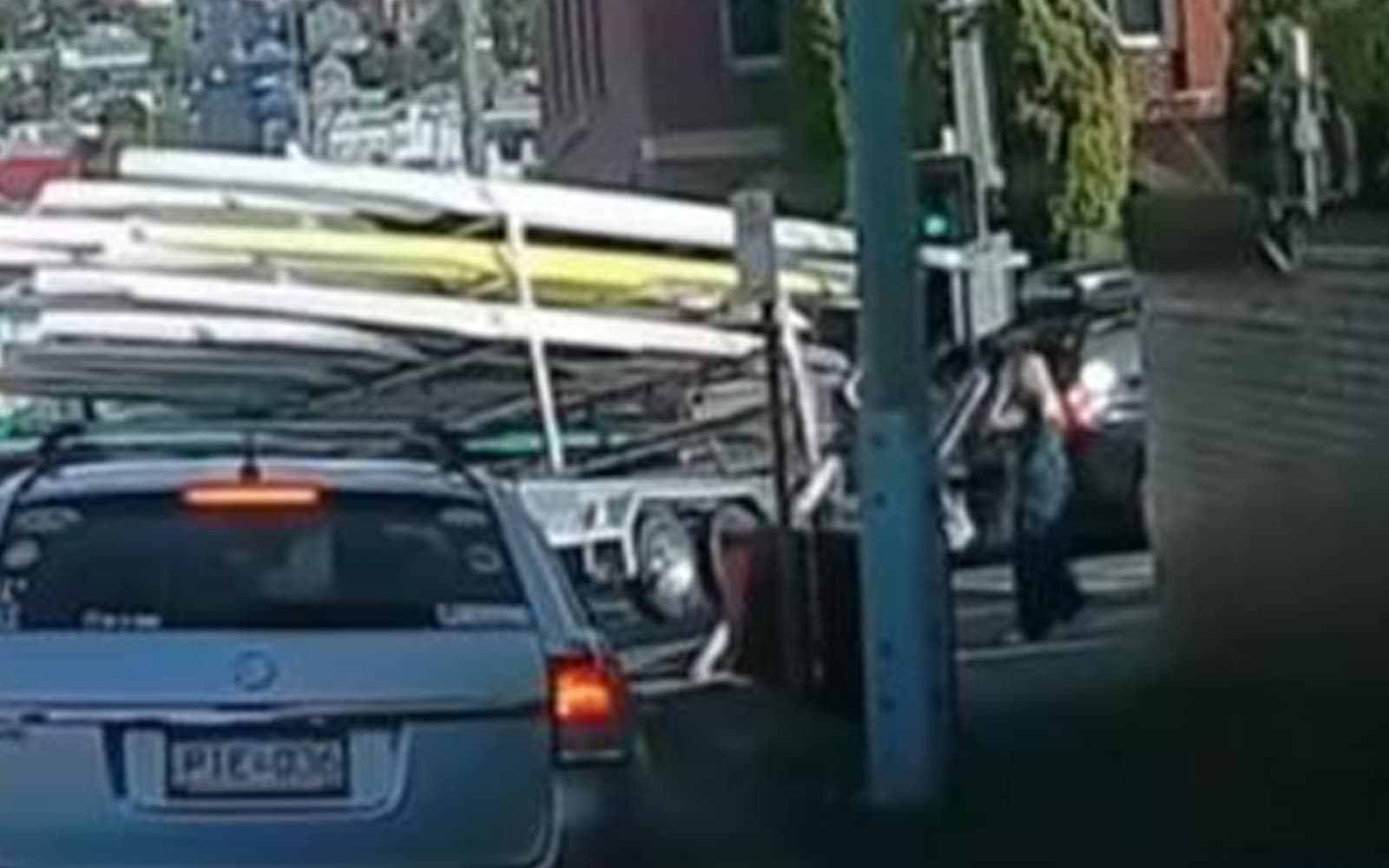 Driver towing rowing trailer crashes into traffic light on busy Hobart ...