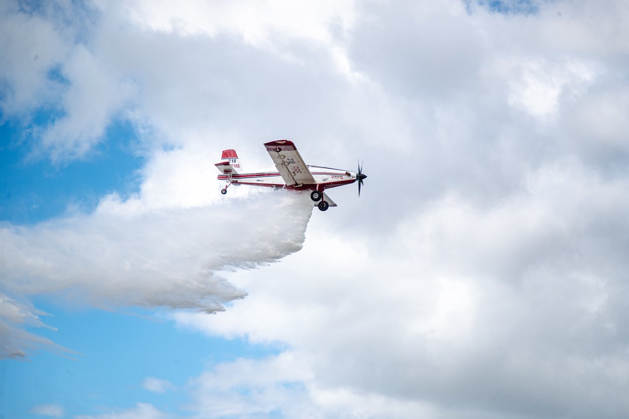 Firefighting aircraft called in to battle moving bushfire at Tea Tree ...