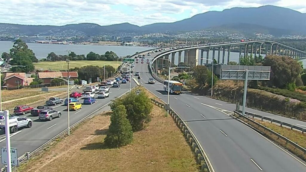 Traffic chaos after Tasman Bridge smash - Pulse Tasmania