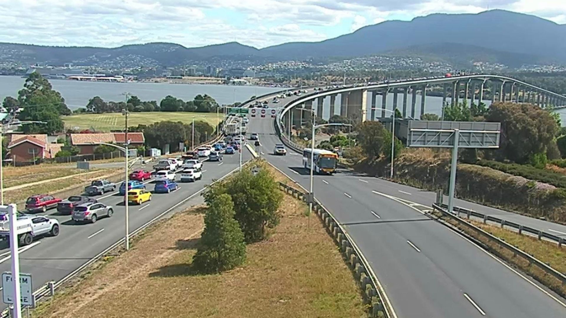 Traffic chaos after Tasman Bridge smash - Pulse Tasmania